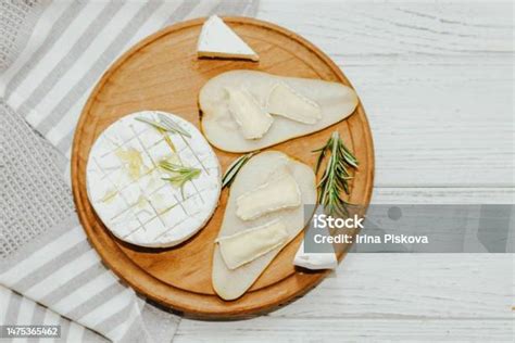 테이블에 올리브 오일과 카망베르 치즈로 조각으로 자른 흰색 바게트 0명에 대한 스톡 사진 및 기타 이미지 0명 건강한 생활방식 도마 요리 도구 Istock