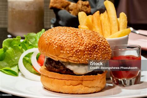 소고기 버거 프렌치 프라이와 토마토 소스가 함께 제공 되는 클래식 한 홈메이드 아메리칸 비프와 셰 스 햄버거 0명에 대한 스톡 사진 및 기타 이미지 Istock