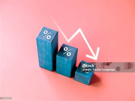 파란색 나무 블록에 백분율 아이콘이 있는 아래쪽 화살표 빨간색 배경에 3d 막대 그래프 차트 단계 비즈니스 충돌 인플레이션 시장