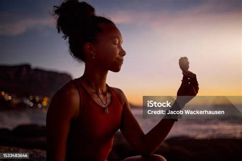 해변 명상 일몰 및 요가 여성은 기운 영혼 또는 차크라 에너지 치유를 위해 세이지 아로마 테라피 연기를 피운다 선 사고 방식 필라테스 마음 챙김 흑인 소녀는 황혼의 영적