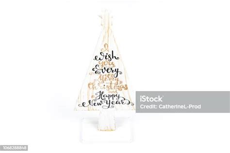 메리 크리스마스와 해피 뉴가 어 작성 흰색 Backgound에 아름 다운 최소한의 크리스마스 나무 나무 0명에 대한 스톡 사진 및 기타 이미지 Istock