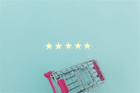 파스텔 블루 배경에 고립 된 바퀴와 5 성급 등급쇼핑 장난감을위한 작은 슈퍼마켓 식료품 푸시 카트 소매 소비자 구매 온라인 평가 및 검토 개념 1위에 대한 스톡 사진 및