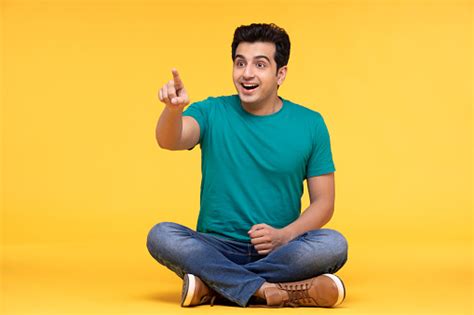 Pemuda Dengan Latar Belakang Kuning Stok Foto Foto Stok Unduh Gambar