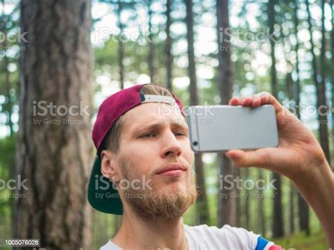 스위스 소나무 숲에서 산책 하는 전화를 가진 사진을 복용 수염된 젊은이 닫습니다 가까운에 대한 스톡 사진 및 기타 이미지 가까운 건강한 생활방식 걷기 Istock