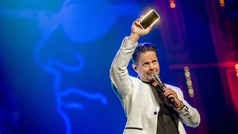 Danny De Munk Buigt Zich Over Het Repertoire Van Hazes