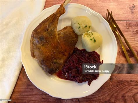 그레이비와 감자 만두와 구운 거위 다리 크리스마스 식사와 오스트리아 마르티니 거위 개념 0명에 대한 스톡 사진 및 기타 이미지 0명 가금류 감자 요리 Istock