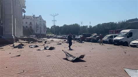 Уламки ракети та чоловік поряд із загиблою жінкою наслідки удару по Чернігову ВІДЕО