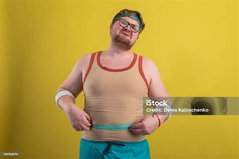 재미 과체중 남자 구부리고 그의 근육 고립 된 노란색 배경 과체중에 대한 스톡 사진 및 기타 이미지 과체중 해변 남자 Istock