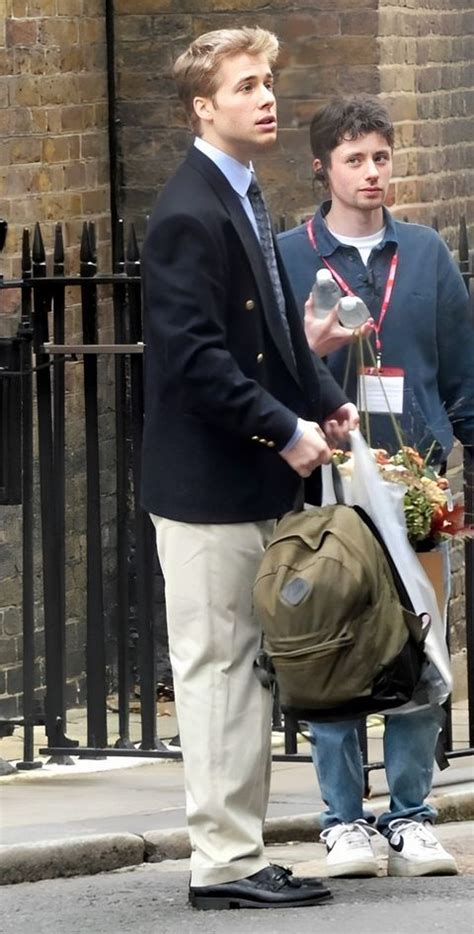 პრინცი უილიამისა და ქეით მიდლტონის პერსონაჟები The Crown ის გადასაღებ მოედანზე გამოჩნდნენ