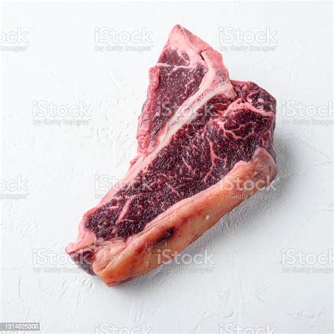 건조 숙성 생 T 뼈 또는 포터 하우스 쇠고기 대리석 고기 프라임 스테이크 흰색 돌 배경 사각형 형식 0명에 대한 스톡 사진 및