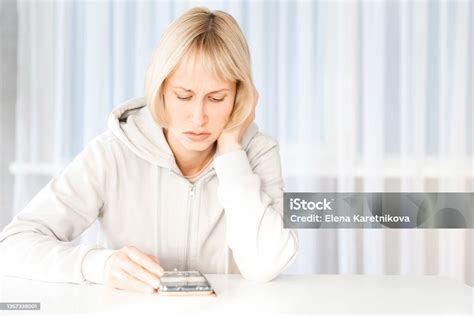 아늑한 집 인테리어에 앉아 현대 스마트 폰 장치를 사용하여 예쁜 여성의 클로즈업 이미지 휴대 전화를 통해 문자 메시지를 입력 하는 여성 손 소셜 네트워킹 개념 Brand