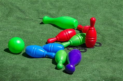 다채로운 플라스틱 가장자리 잘라내고 및 녹색 카펫에 공 볼링에 대한 스톡 사진 및 기타 이미지 볼링 교육 볼링공 Istock