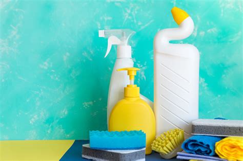 파란색 배경에 다채로운 집 청소 제품의 다양한 청소 및 스프링 클리닝 컨셉 파란색 청소 도구 세트 세제 브러시 스폰지 및 장갑을 가진 병 0명에 대한 스톡 사진 및 기타