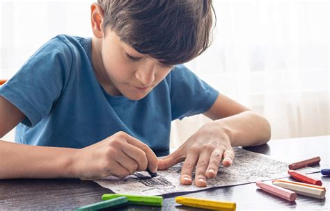 블랙 파스텔로 어린이 그리기 미술 치료와 심리적 표현 Ptsd 아이들과 전쟁 강세 가정 폭력 괴롭힘 자폐증 정신 분열증 정신 장애 우울증 침략 8 9 살에 대한 스톡 사진