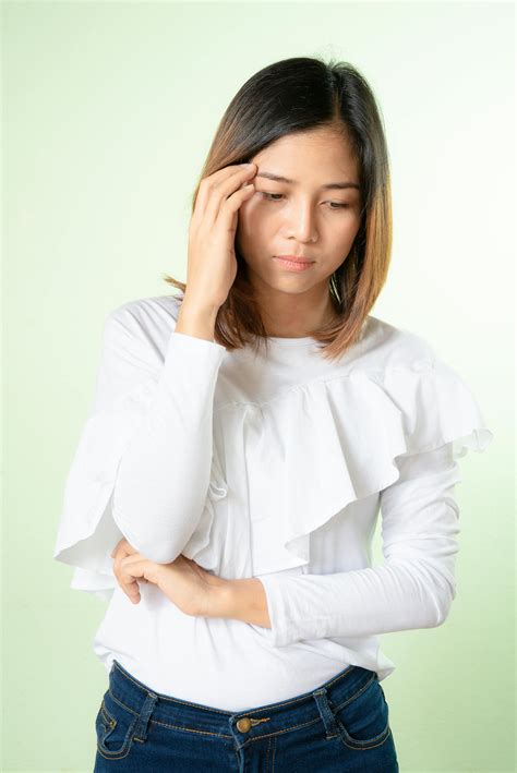 실내 갈색 눈 고요한 기하학 내성적 인 대조 디자인 라이프스타일 미니멀리스트 보고 있는 부드러운 사람 사색 중인 상호 작용 선 수직 쐈어