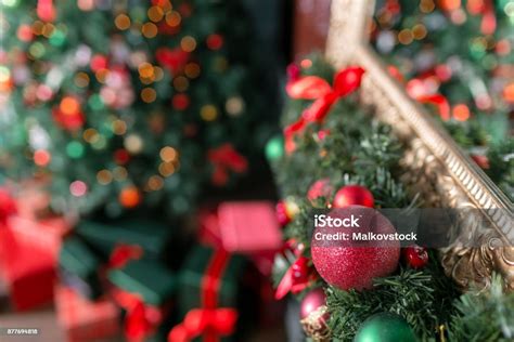 장식된 크리스마스 분기에서 거 하는 빨간색과 녹색 값싼 물건의의 근접 촬영 Defocused 조명 추상 배경 12월에 대한 스톡 사진 및 기타 이미지 Istock