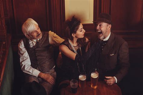 축 하 복고풍 술집 구식 2 수석 남자와 젊은 여 자가 마시는 맥주 파티 3 명에 대한 스톡 사진 및 기타 이미지 3 명 60 69세 고풍스런 Istock