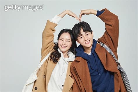 한국인 대학생 청년 성인 따뜻한옷 옷 데이트 커플 커플 인간관계 데이트 로맨틱 사랑 컨셉 행복 하트 Jv11958881 게티이미지뱅크