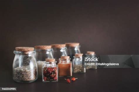 둥근 사각형 유리 병에 다양한 허브와 향신료 환경 친화적 인 코르크 뚜껑 0명에 대한 스톡 사진 및 기타 이미지 0명 가정 생활 갈색 Istock