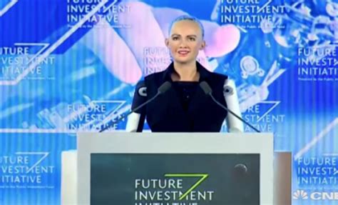Robotul Sophia Vine în România Dcnews