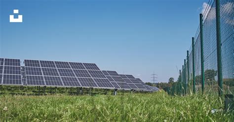 낮 동안 푸른 하늘 아래 푸른 잔디밭에 태양 전지판 사진 Unsplash의 무료 재생 가능 에너지 이미지