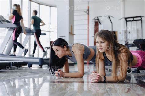 健身房免抠元素 健身房里的女孩们站在木板上 素材免费下载 626像素 格式 编号69098639 千图网