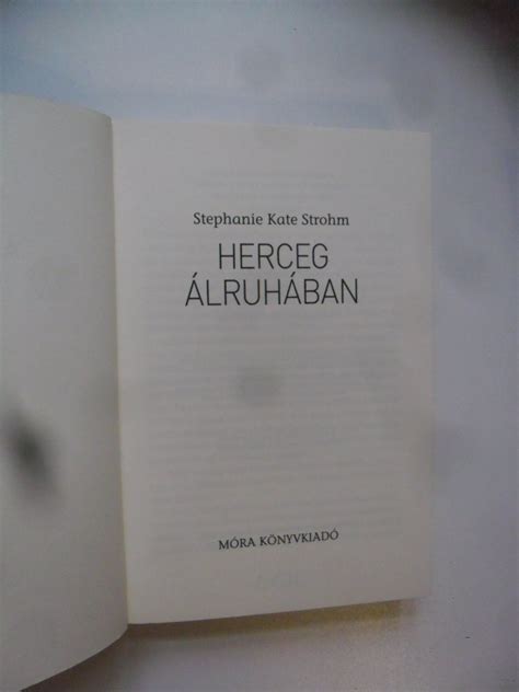 Stephanie Kate Strohm Herceg álruhában 42 Vaterahu