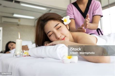 젊은 아시아 아름 다운 여자 즐기는 자 고 스파 살롱에서 다시 마사지를 받고 가꿔주기에 대한 스톡 사진 및 기타 이미지 가꿔주기 건강한 생활방식 관능 Istock