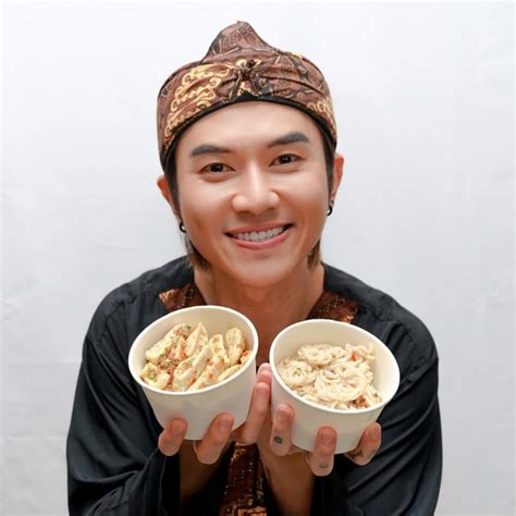 Rafael Tan Bertransformasi Jadi Mamang Rapael Kenalkan Single Seblak