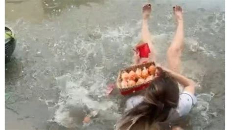 Potret Cherly Juno Rayakan Imlek Dalam Kondisi Rumah Kebanjiran Tetap Bagi Bagi Angpau