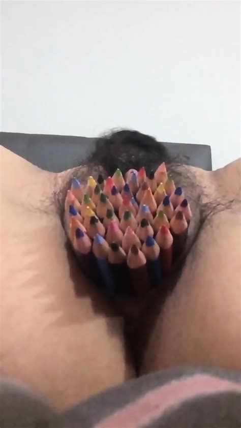 Memeknya Jadi Tempat Pensil