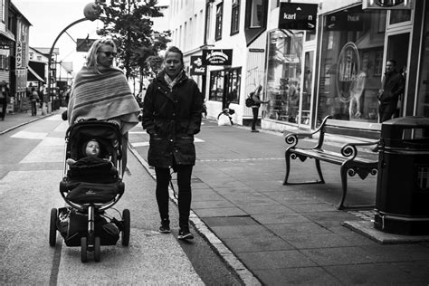 무료 이미지 보행자 검정색과 흰색 사람들 도로 화이트 거리 사진술 도시의 여행 후지 필름 아이슬란드 검은 단색화 Bw 검정 흰색 ~이다