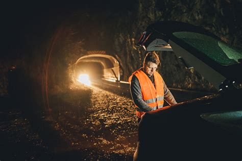길가에서 자동차 트렁크를 바라보는 반사 조끼를 입은 운전자 30 34세에 대한 스톡 사진 및 기타 이미지 30 34세 광선 교통수단 Istock