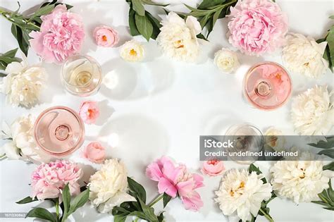 다양한 종류의 장미 와인 파티를 위한 여름 알코올 칵테일 밝은 배경에 모란 꽃 바 카페 0명에 대한 스톡 사진 및 기타 이미지