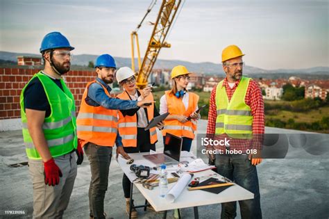 Teamwork Auf Der Baustelle Stockfoto und mehr Bilder von Arbeiter ...