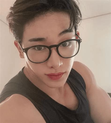 갑자기 엉덩이 다 보이는 사진 공개한 유명 남자 아이돌 포스트쉐어