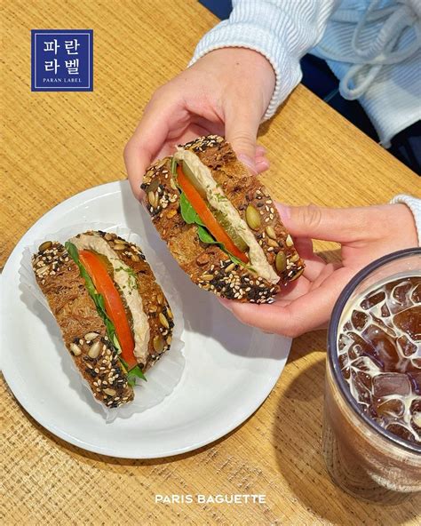 파리바게뜨 주먹👊🏻 킁킁👃🏼 어디서 딸기 냄새 안 나요 🍓 이번주먹어야 할 먹템 첫 번째 딸기롤링크라상 고소한 크라상에 겨울 제철인 딸기를 얹어 달콤 새콤하게