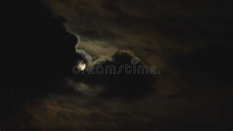 Clouds Passing By Moon At Night Full Moon At Night With Cloud Real
