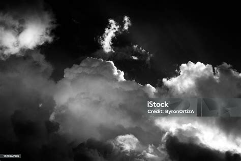 검은 색과 흰색 구름 해질녘에 뇌우의 위협 열린 공간과 오염없음 영감과 성찰의 순간 0명에 대한 스톡 사진 및 기타 이미지 0명 가리기 검은색 Istock