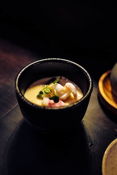 간장 검은 그릇 계란 요리 고명 다시 따뜻한 음색 레스토랑 맛있는 맛있는 식사 미니멀리스트 변덕스러운 조명