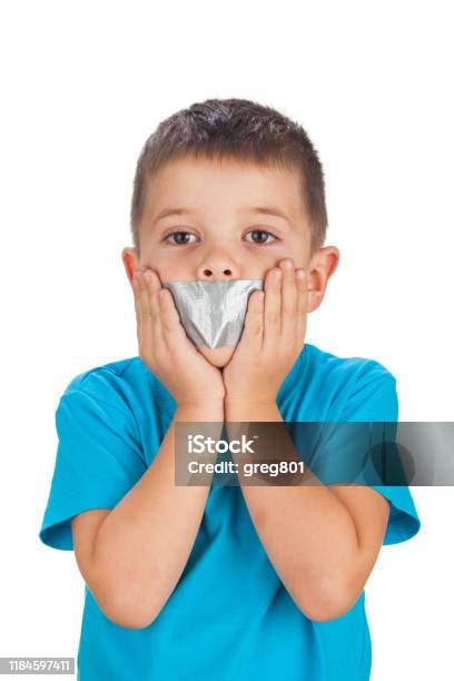 5 년의 소년은 흰색 배경에 고립 된 회색 접착제 테이프로 입을 테이프로 붙였습니다 가리기에 대한 스톡 사진 및 기타 이미지 가리기 아이 입 Istock