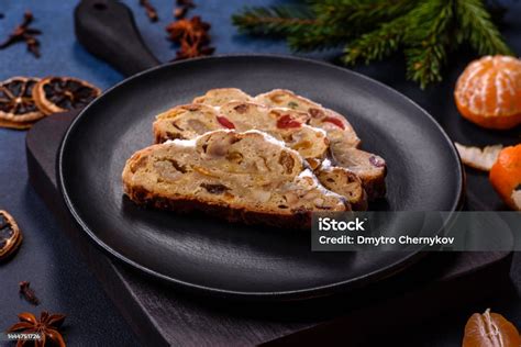 어두운 콘크리트 배경에 설탕에 절인 과일 마지판 견과류가 있는 맛있는 축제 새해 파이 0명에 대한 스톡 사진 및 기타 이미지 0명 12월 가루 설탕 Istock