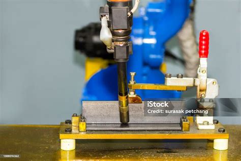 공장에서 로봇에 의해 전기 미그 용접 공정을 위해 테이블에 티 조인트 를 설정 한 공작 용접에 대한 스톡 사진 및 기타 이미지 용접 준비 금속 Istock