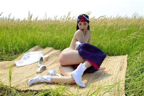 Sing Lin Naked In The Field JL Korean Girl Undresses Porn Pic