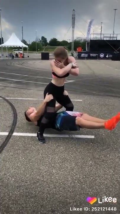 Пацан смотрит на ж Youtube