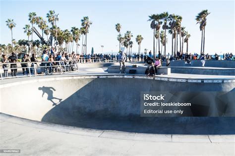 베니스 비치 Skatepark 베니스 비치 로스 앤젤레스 캘리포니아에서 하프 파이프에서 스케이팅의 그림자 베니스 비치에 대한 스톡 사진 및 기타 이미지 Istock