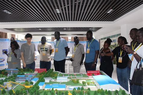 南苏丹专家参观实验室