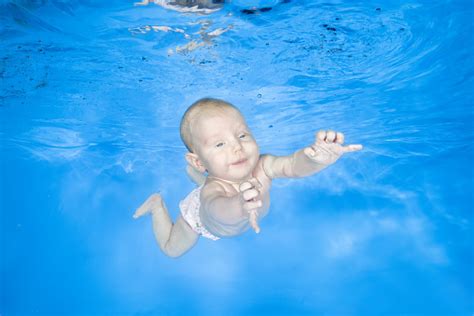 어린 소녀는 수중 수영을 배운다 푸른 물 배경에 수영장에서 수중 수영 소녀 건강한 가족 라이프 스타일과 어린이 수상 스포츠 활동 1개월에 대한 스톡 사진 및 기타 이미지