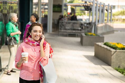라틴어 하 강의 여자 시내 도시 지역에서 휴대 전화에 대 한 얘기 20 29세에 대한 스톡 사진 및 기타 이미지 20 29세 거리 걷기 Istock