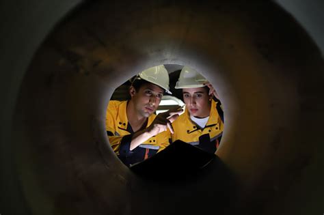 대형 파이프라인 샤프트를 통해 본 두 명의 엔지니어 금속 산업 2명에 대한 스톡 사진 및 기타 이미지 2명 기체 물리 구조